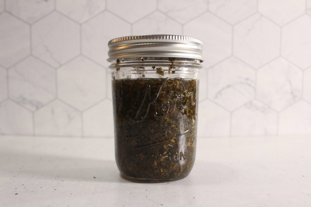 Homemade Fertilizer: How to Make and Use Comfrey Tea for Your Plants ...
