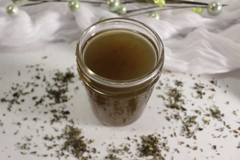 Homemade Fertilizer: How to Make and Use Comfrey Tea for Your Plants ...