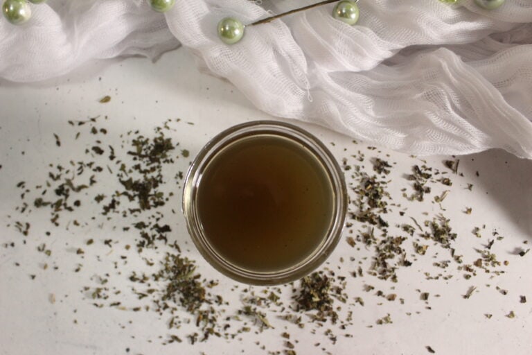 Homemade Fertilizer: How to Make and Use Comfrey Tea for Your Plants ...